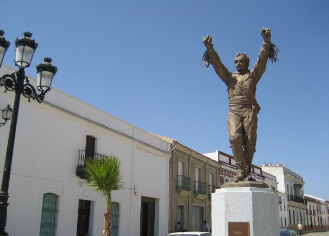 MONUMENTO DANZA DE LOS CASCABELEROS -EL ALOSNO 2007- – Alosnocultura